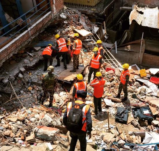 Adolescent nepalez găsit în viaţă după 5 zile sub dărâmături – VIDEO ...