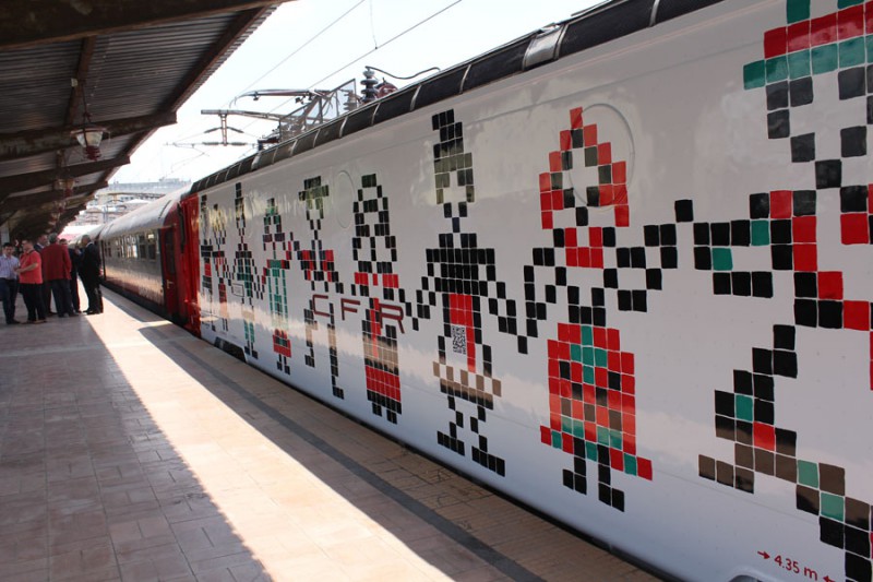 Prima locomotivă românească pictată cu motive tradiționale a plecat ...