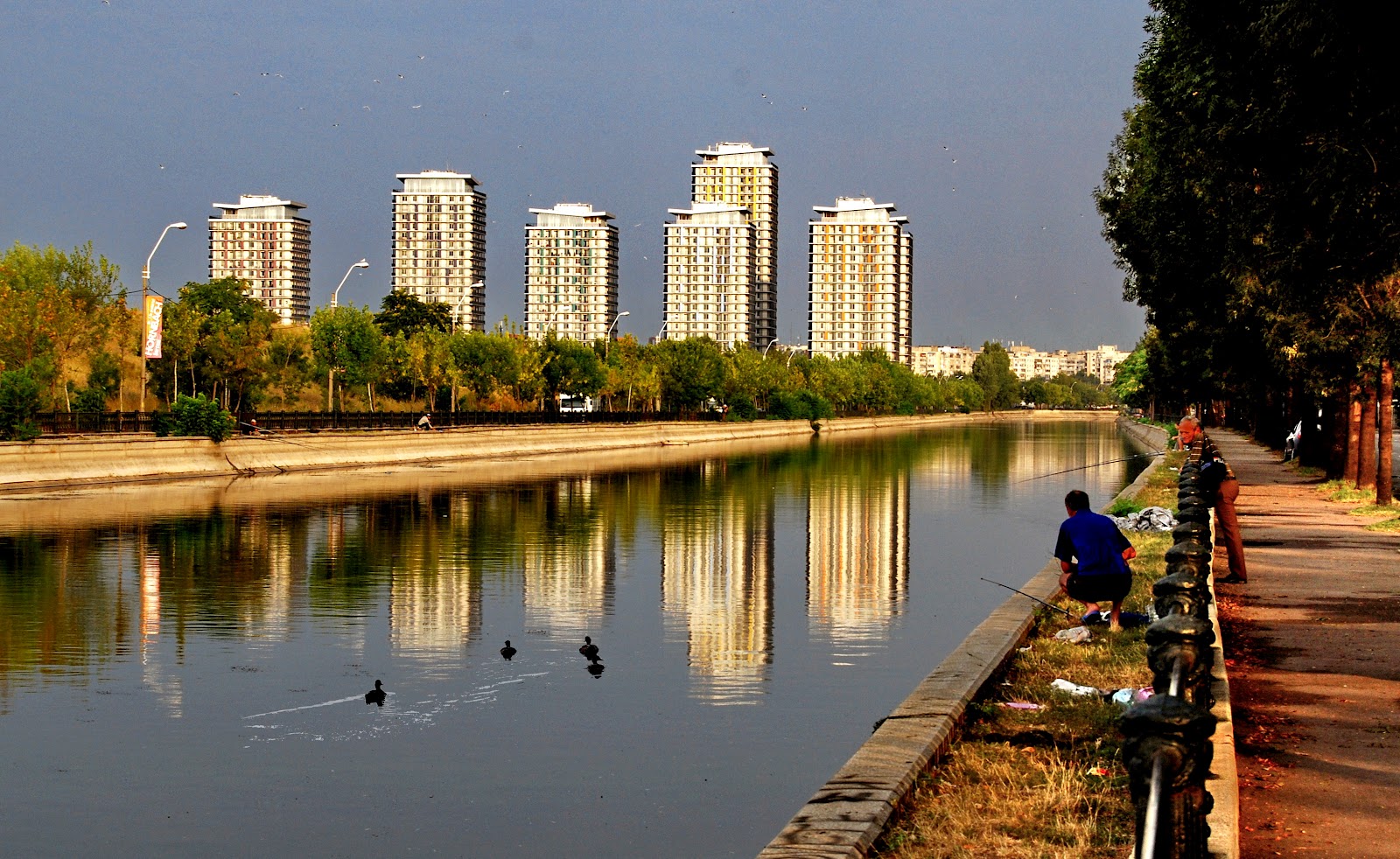 O femeie de aproximativ 50 de ani s-a înecat în râul Dâmboviţa, în zona Vitan din Bucureşti ...