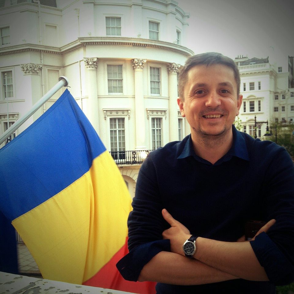 Personalitatea zilei – Profesorul care-i învață limba română pe copiii ...