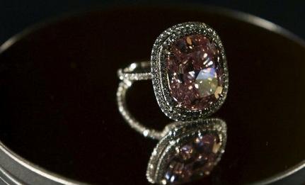 Diamant roz, vândut la licitaţie cu peste 28 de milioane de dolari ...