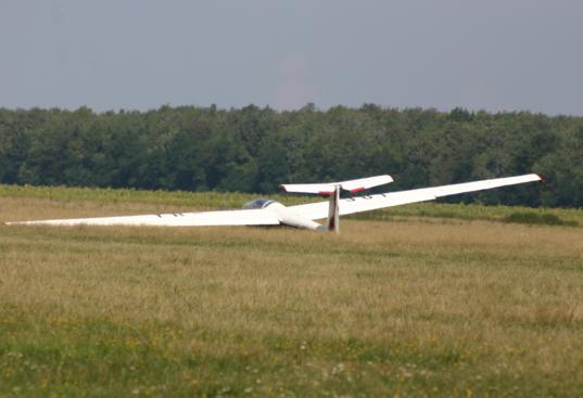 Pilot rănit după prăbuşirea unui planor cu motor în judeţul Dâmboviţa ...