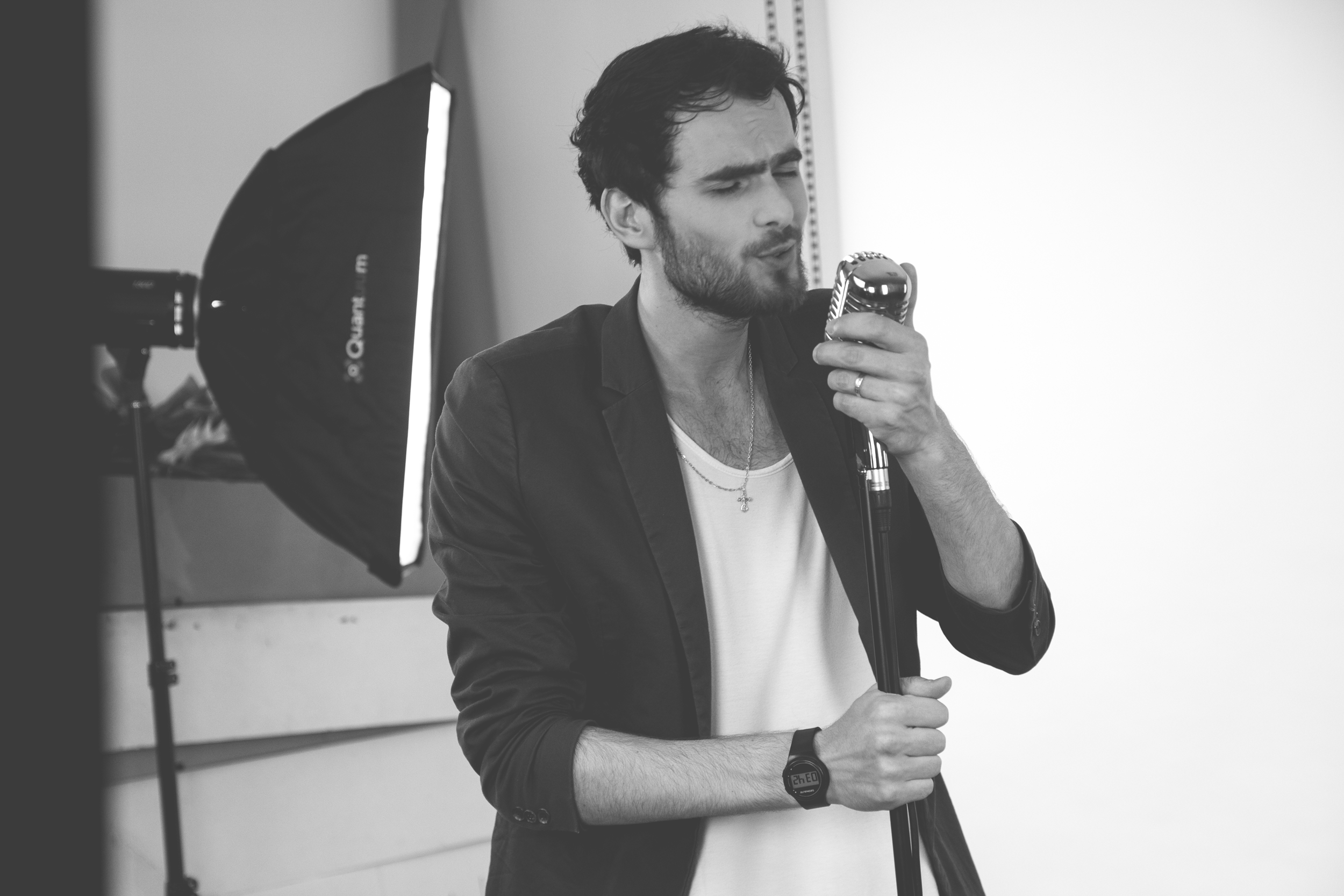 Mihail – “Mă ucide ea” este pe primul loc în topul celor mai vândute ...