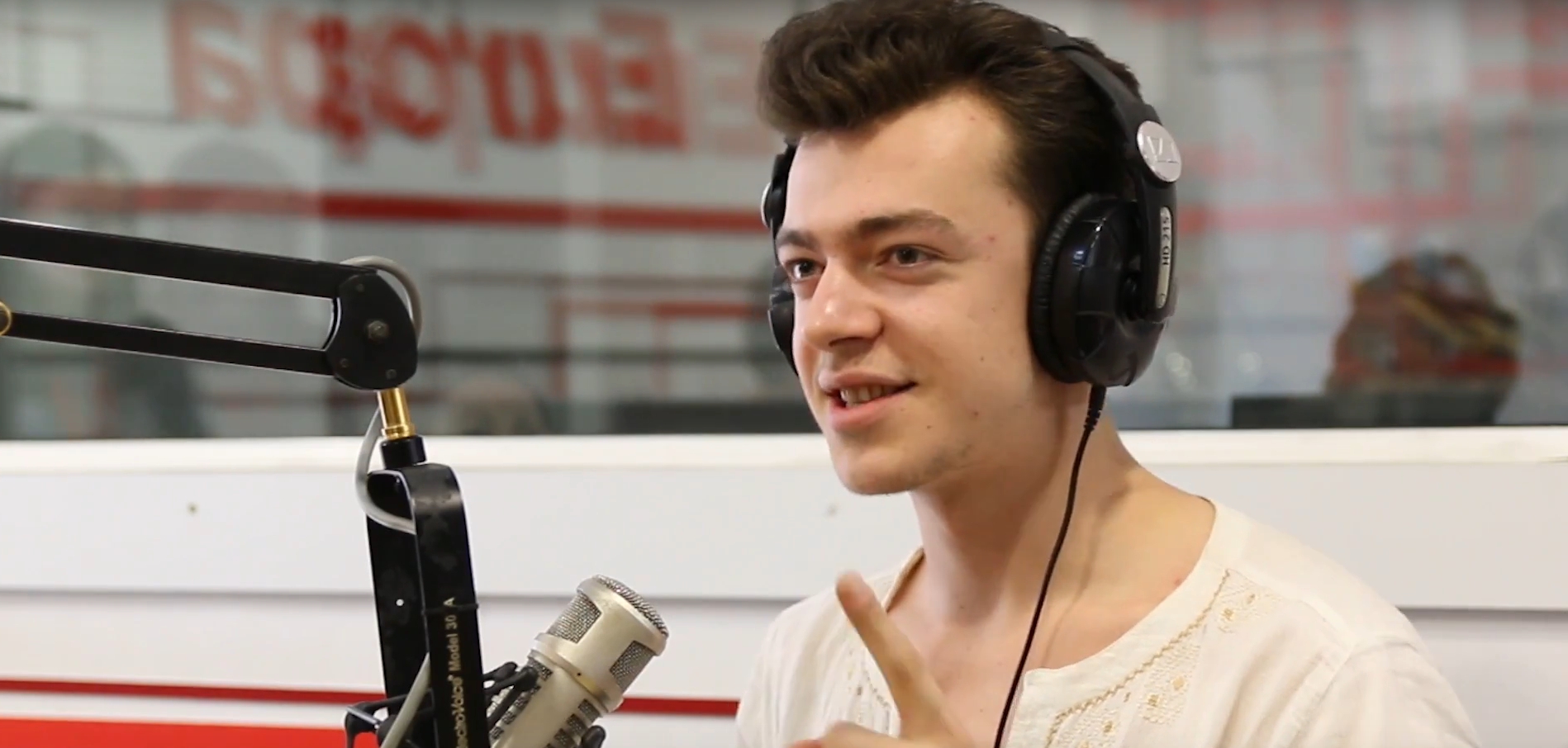 Jean Gavril merge pe stradă îmbrăcat ca soldaţii din al Doilea Război ...