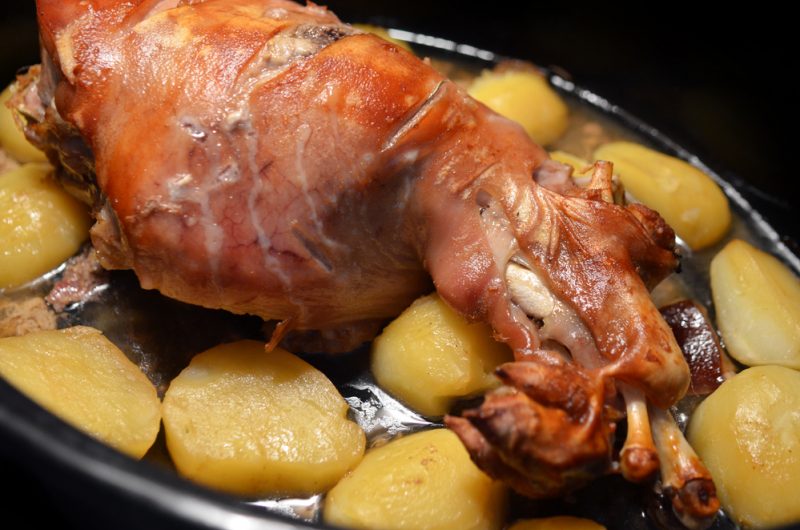 Reţeta lui Adrian Hădean: Picior de porc cu cartofi și cimbru : Europa FM