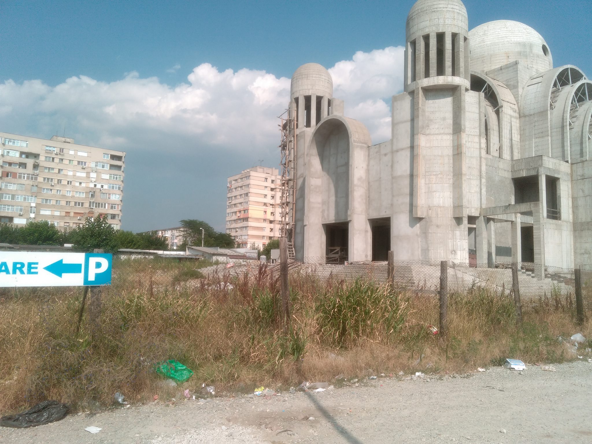 Catedrala din cartierul Craioviţa Nouă, neterminată după 10 ani și două ...