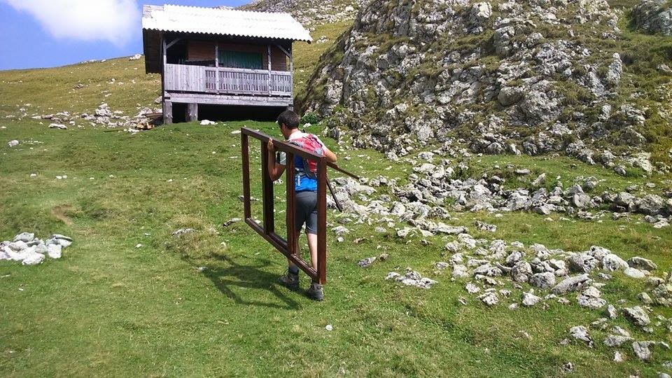 Lucrările de renovare a refugiului din Șaua Strunga, realizate de ...