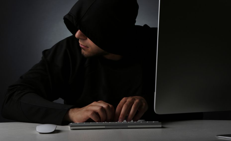 Doi hackeri români – inculpaţi pentru accesarea camerelor de ...