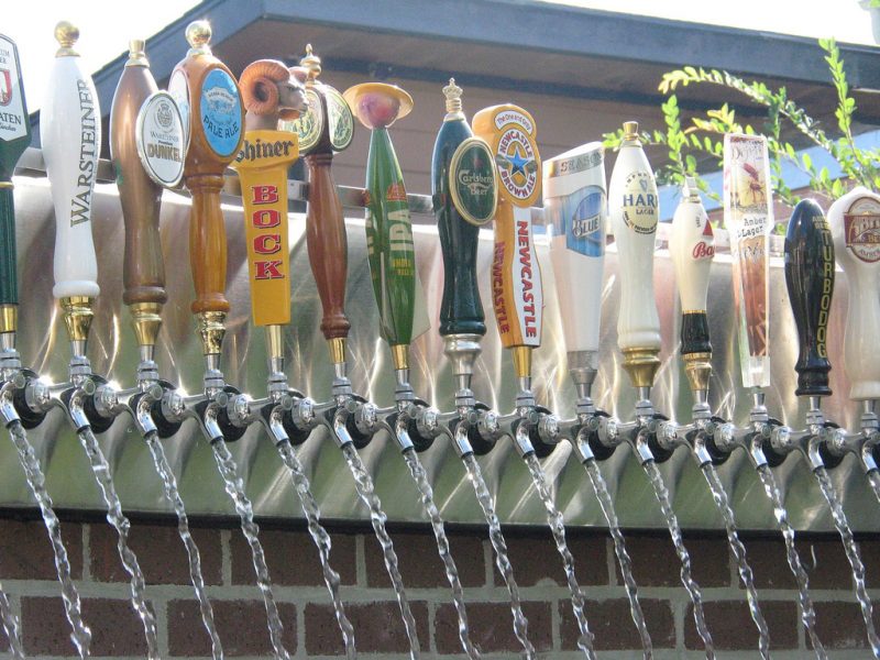 Prima fântână cu bere din Europa s-a deschis într-un orășel din ...