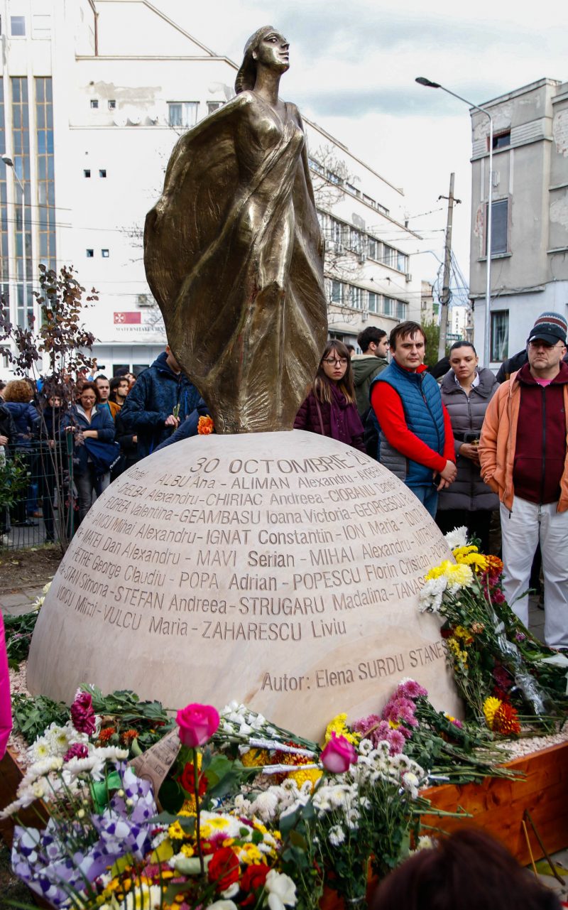 Duminică a fost dezvelit monumentul ridicat în amintirea celor 64 de ...