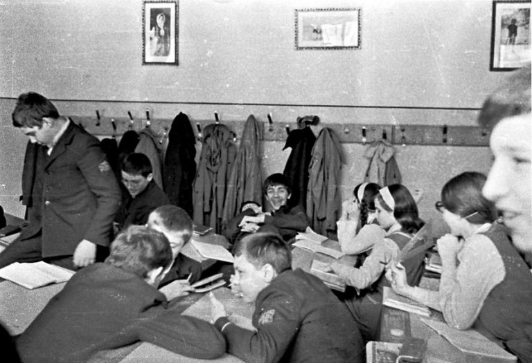 Viaţa unui român din perioada comunistă în fotografii – GALERIE FOTO ...
