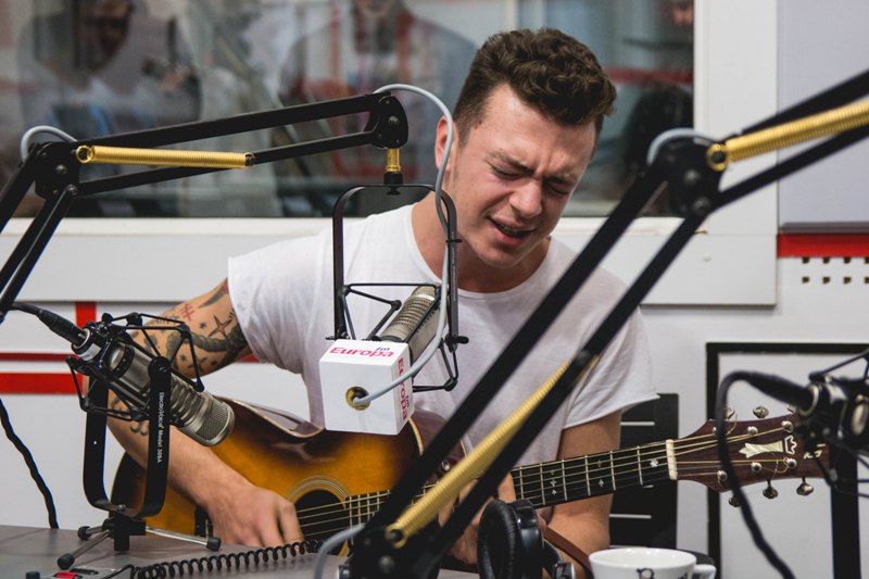 PREMIERĂ: Jean Gavril – “Picioarele reci”, LIVE în Deşteptarea – VIDEO ...