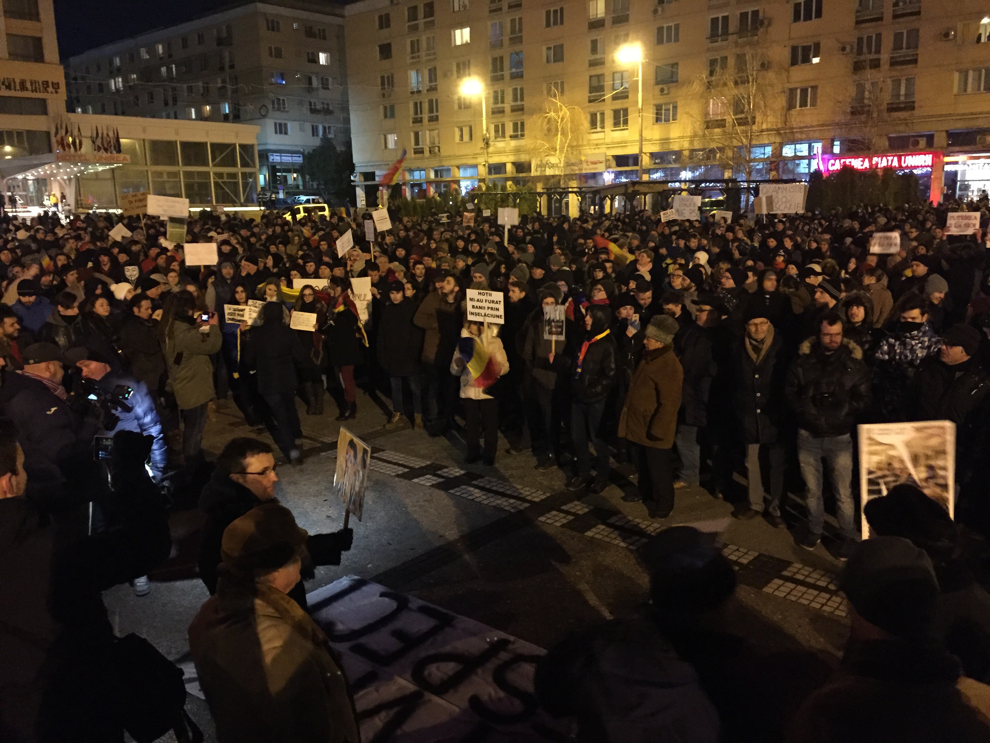 20 de turbulenţi reţinuţi în urma incidentelor violente din Piaţa ...