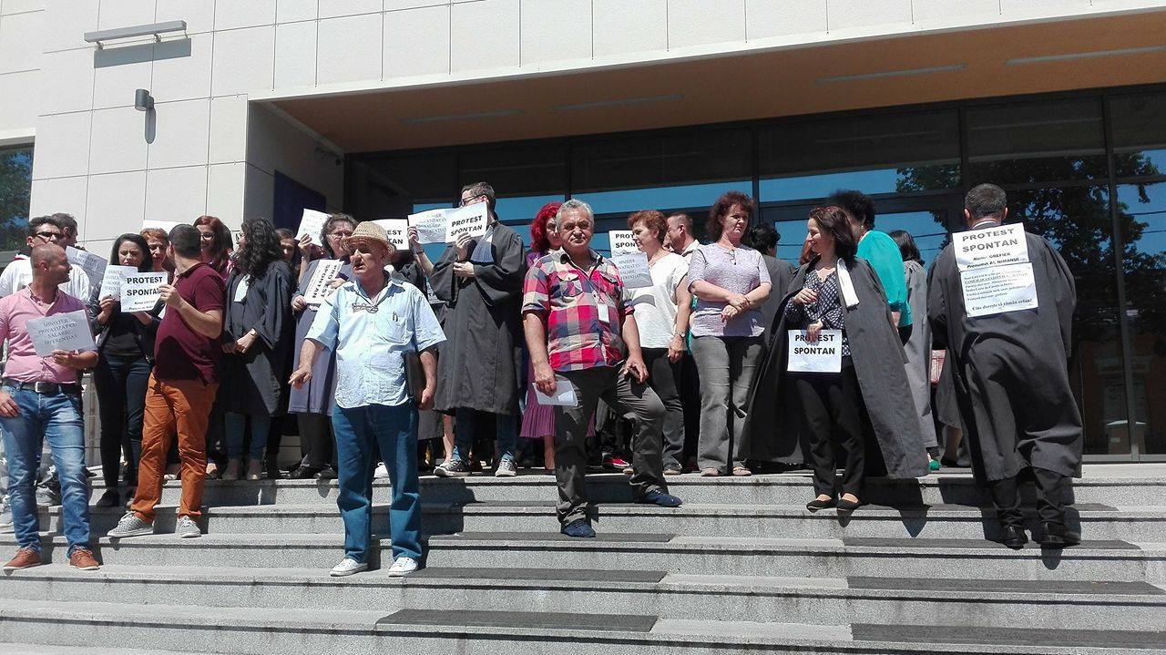 Sute de grefieri și angajați ai instanțelor, protest față de legea ...