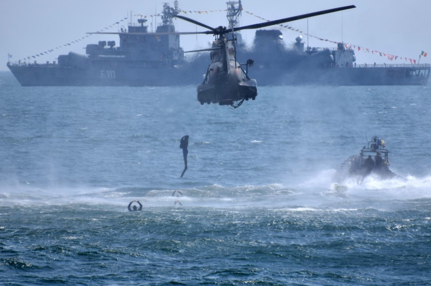 Scafandrii de luptă români participă la marcarea celor 75 de ani de la ...