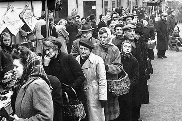 Povestea cozii. De ce și cum stau românii la coadă | AUDIO : Europa FM