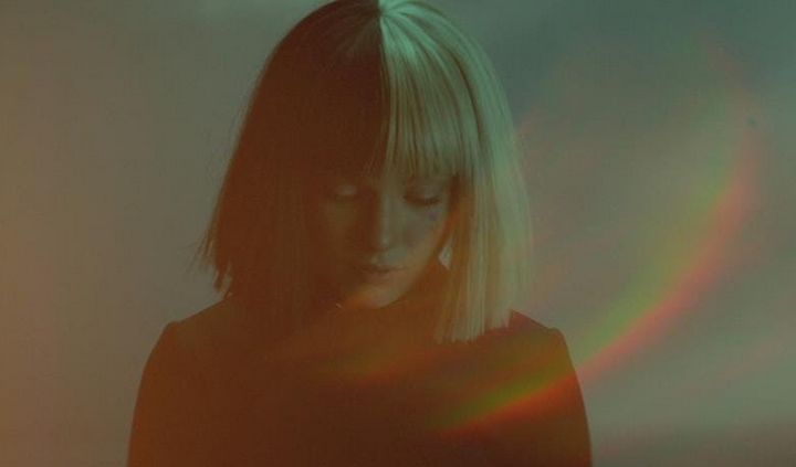 Sia a lansat videoclipul piesei ‘Rainbow’, de pe coloana sonoră a ...
