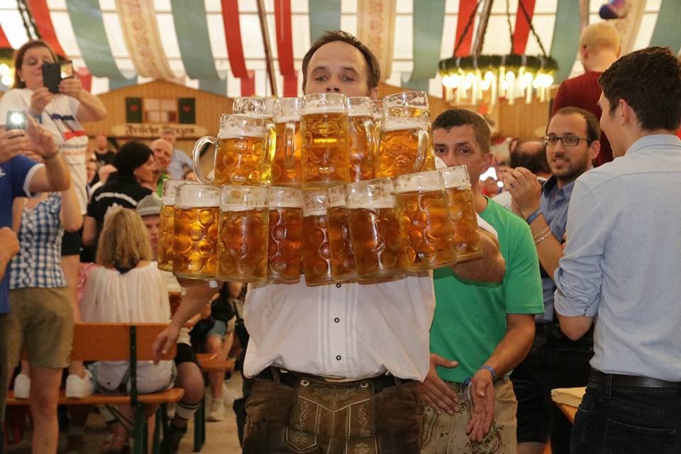 A fost stabilit un nou record mondial de cărat halbe de bere : Europa FM