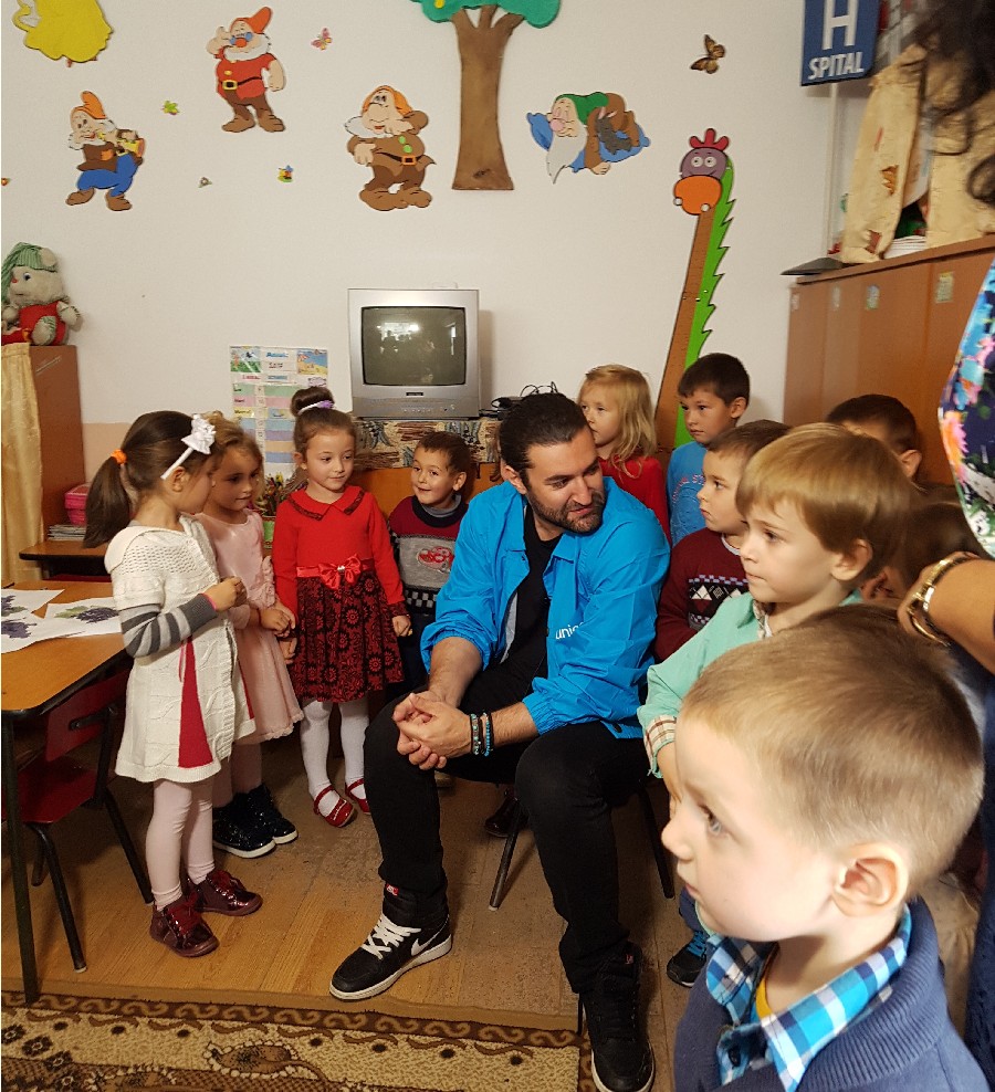 Smiley: „Este foarte important ca toți copiii să meargă la școală ...