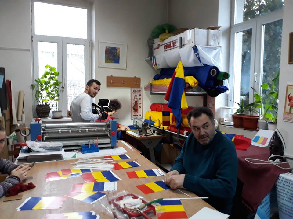 VÂLCEA: Cereri de steaguri în creștere pentru prima fabrică de drapele ...