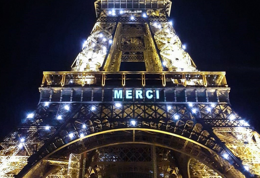 PARIS: Un “Merci” luminos pe Turnul Eiffel, în semn de omagiu pentru ...