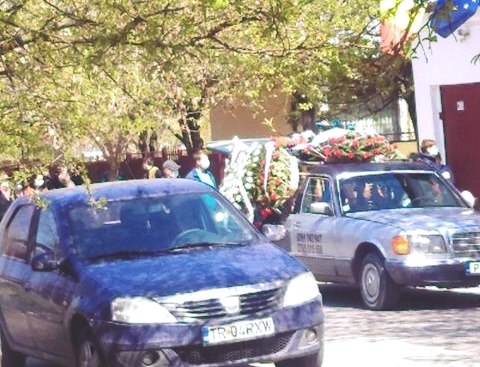 Primarul din Zimnicea și-a înmormântat o rudă cu alai, în plină ...