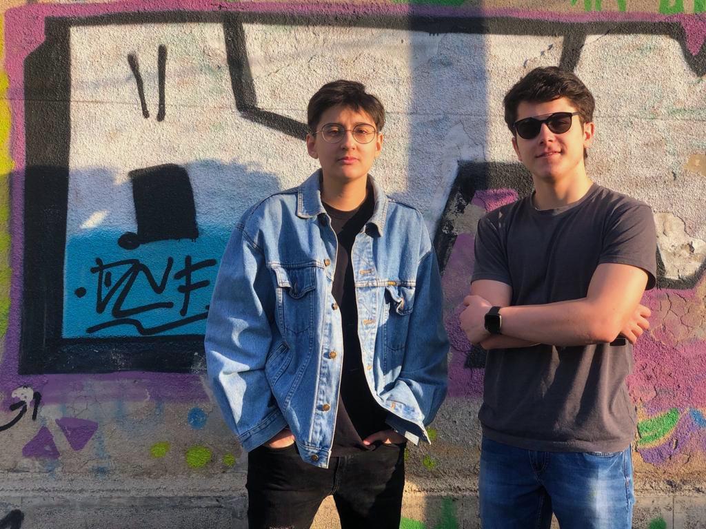 Oameni de milioane: Alex și Bertho, elevii români care vor să scrie ...