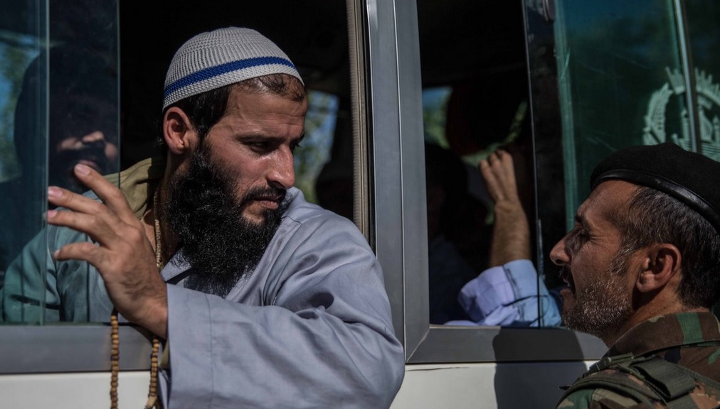 Afganistan: Talibanii preiau controlul în tot mai multe districte ...