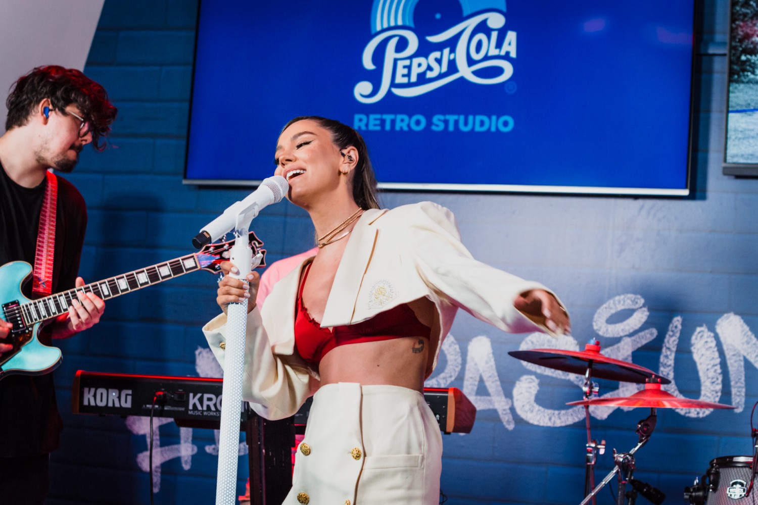 Mira a relansat o nouă piesă veche – ”Dragostea din tei” | VIDEO ...