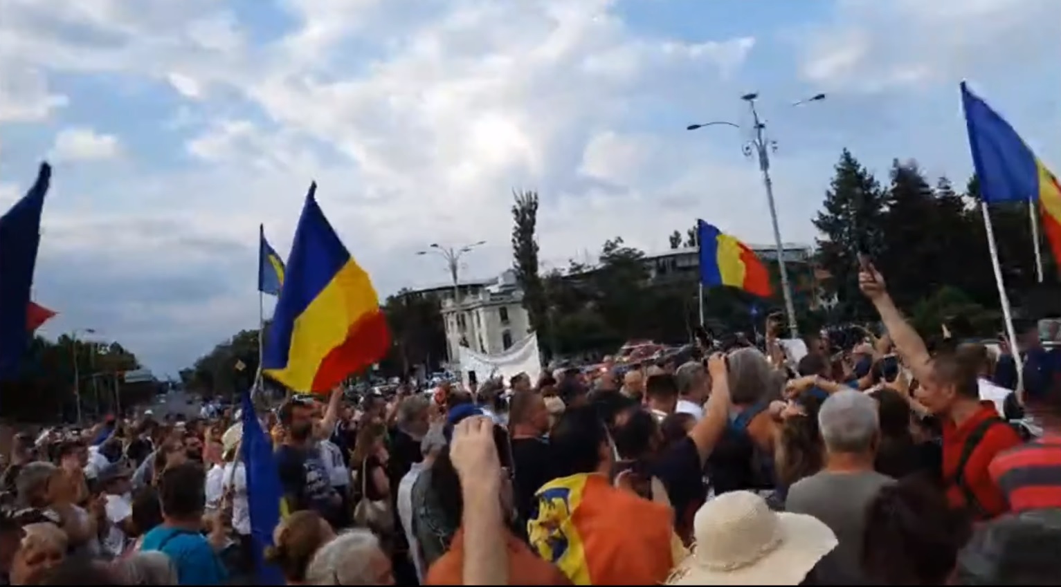 Protest în Piața Victoriei, cu încălcarea regulilor de distanțare ...