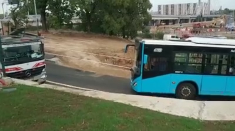 Întâlnirea unui autobuz STB cu o platformă auto arată erorile Podului ...