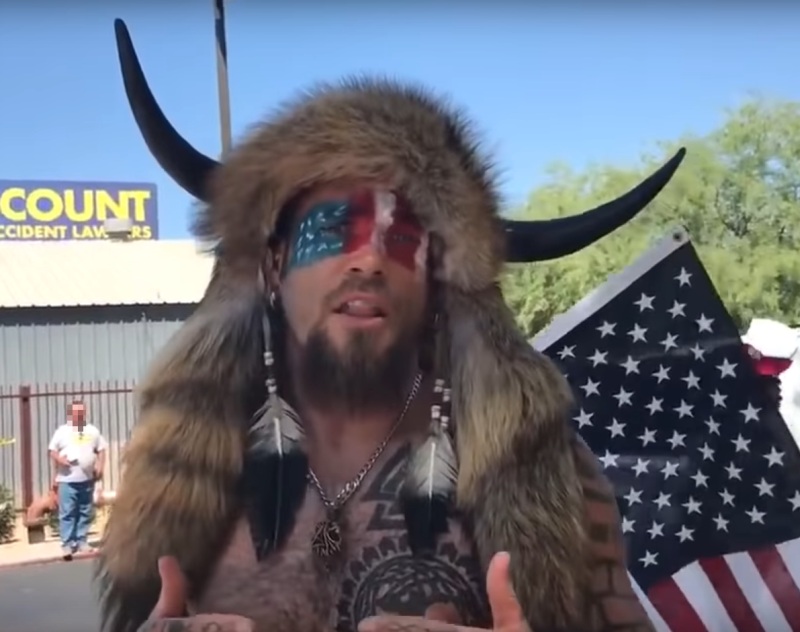 SUA: A fost arestat Jake Angeli, bărbatul care a intrat în Capitoliu ...