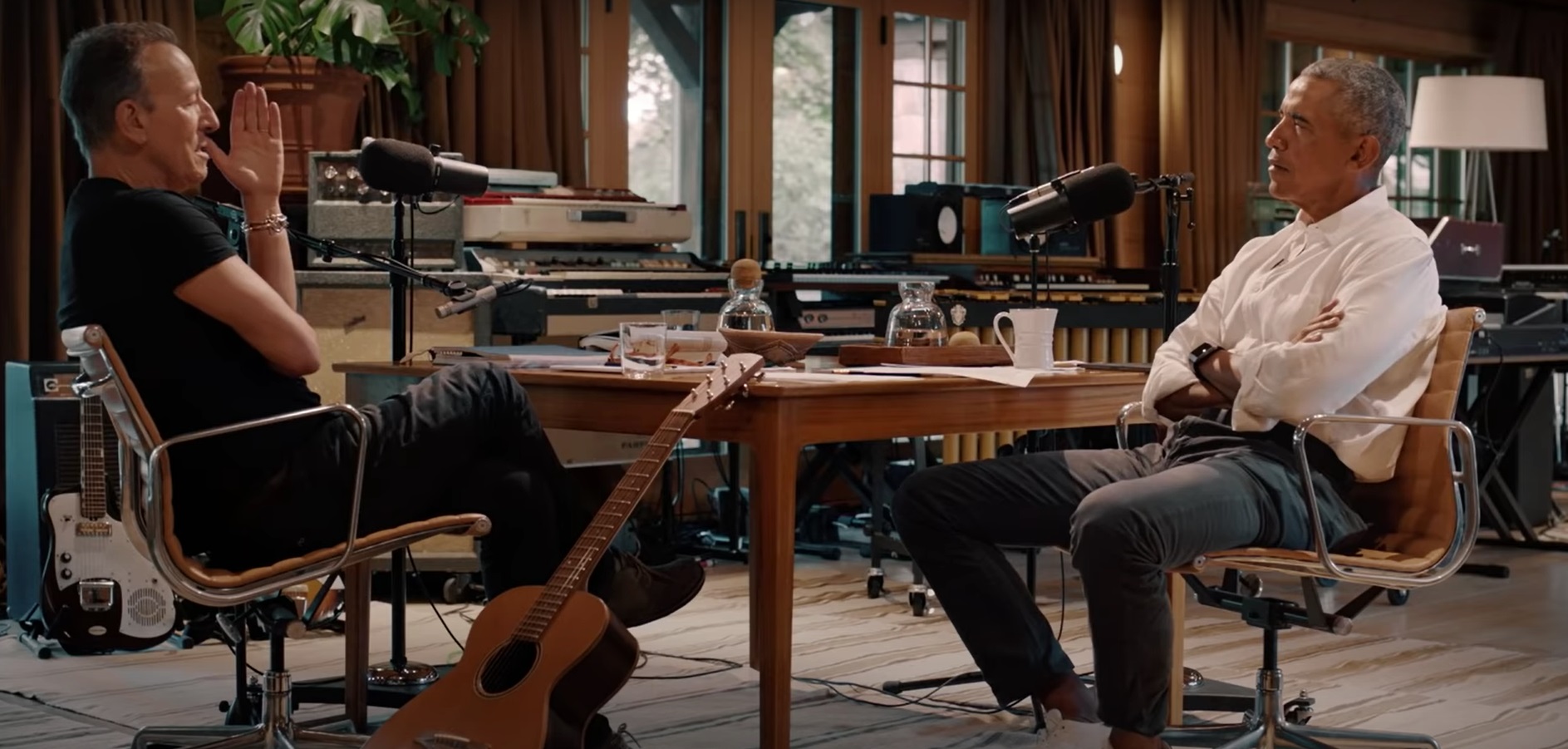 Barack Obama lansează podcastul “Renegades: Born in the USA” împreună ...