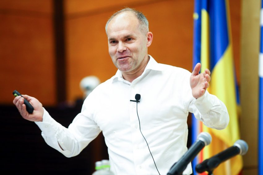 Daniel Funeriu: ”Educația nu se face doar la școală. Și părinții se pot ...