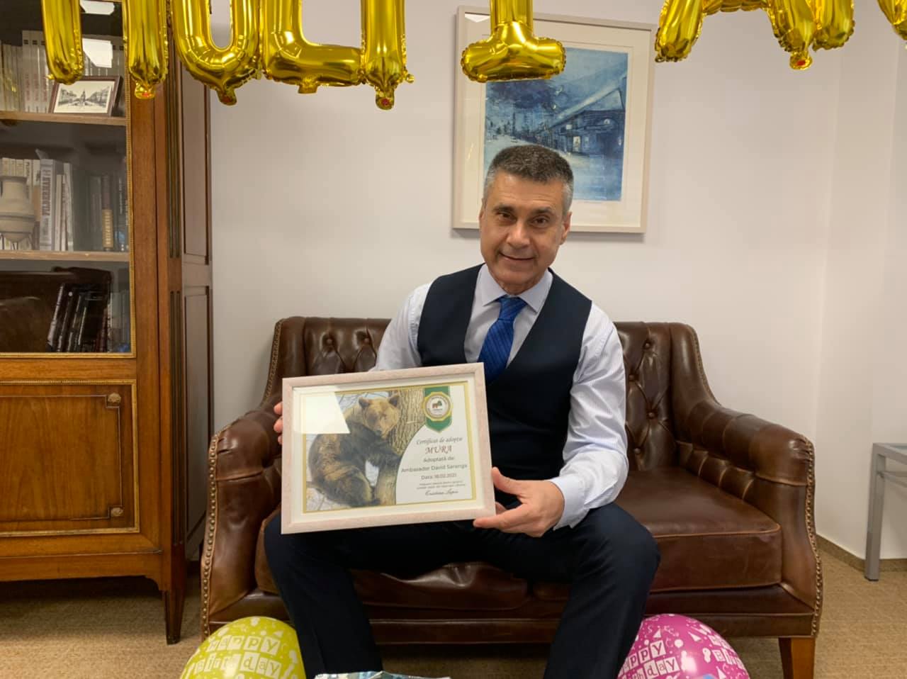 Ambasadorul Israelului, David Saranga, ”tată” adoptiv pentru o ursoaică ...