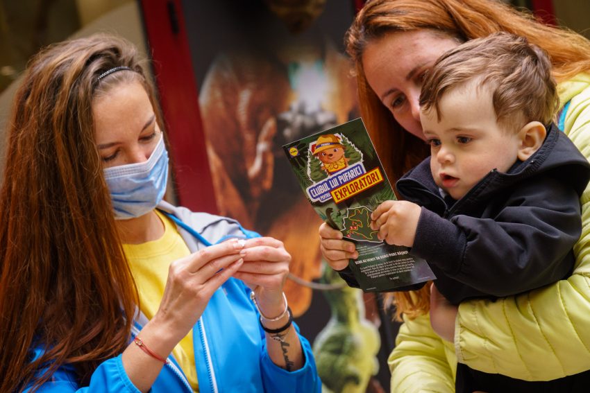 Cum intră micii exploratori în Clubul lui Pufarici pentru Exploratori ...