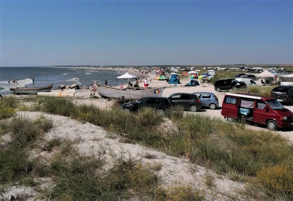 Plajele sălbatice de la Vadu și Corbu, invadate de gunoaie și mașini ...
