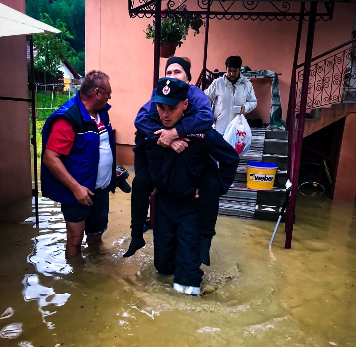 Peste 200 de case, afectate de inundaţii în judeţul Alba. Premierul ...