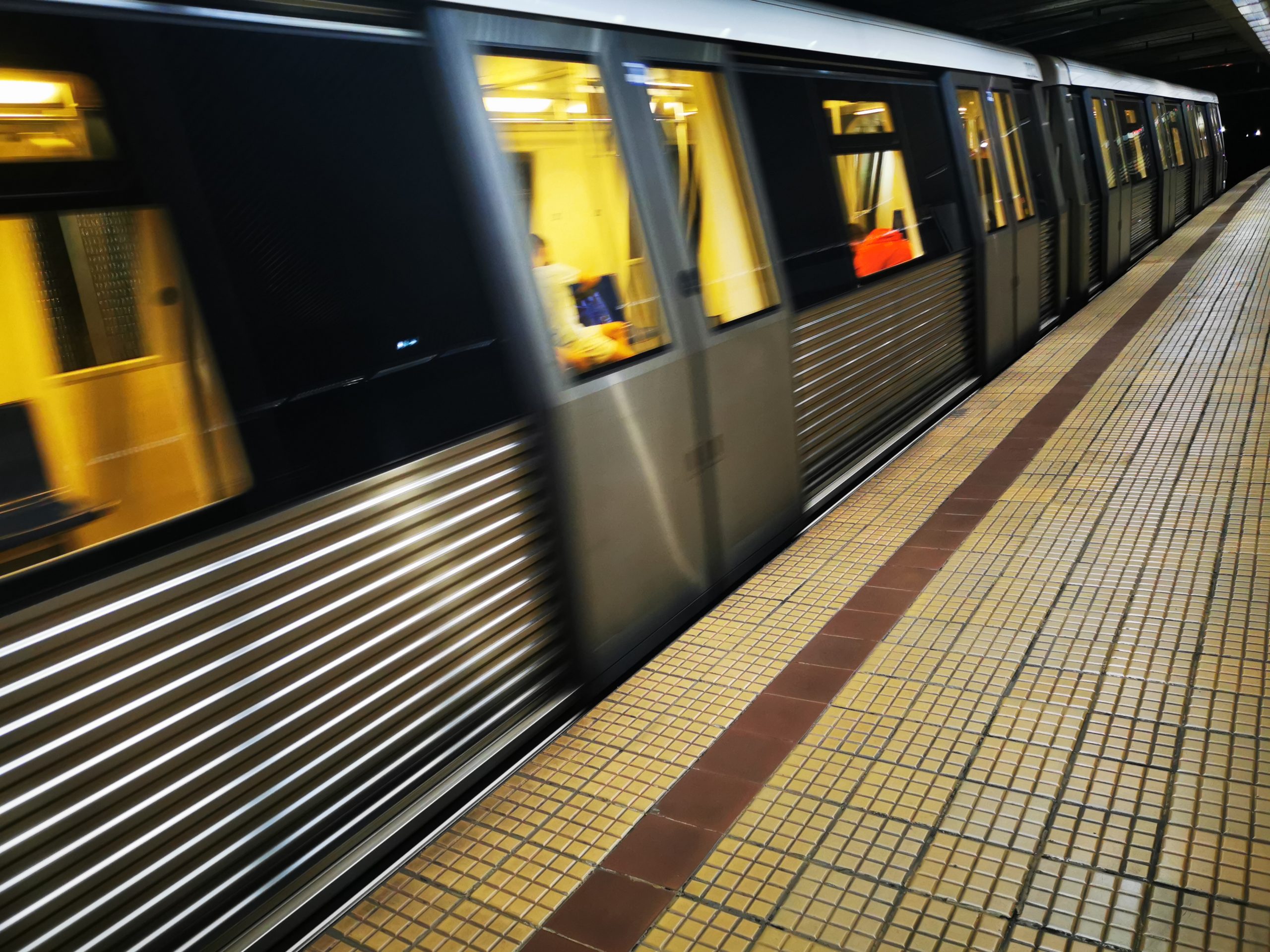 Alertă cu bombă la stația de metrou Piața Victoriei. Update ...