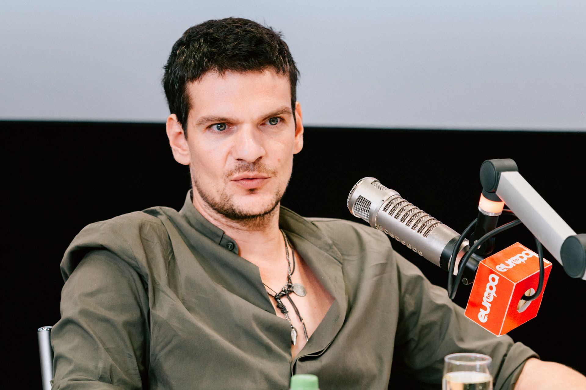 Tudor Chirilă revine pe scenă după doi ani, în piesa “Visul American ...