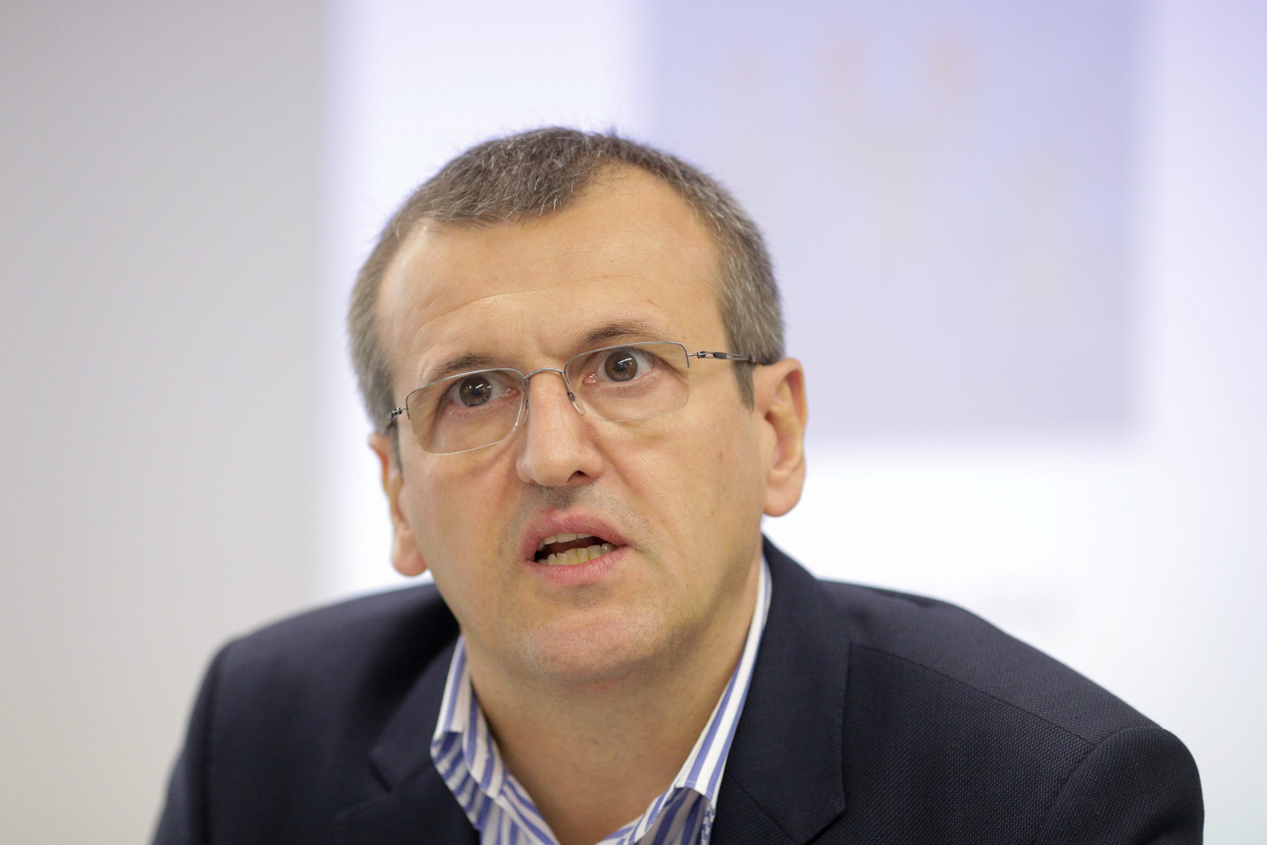 Profesorul Cristian Preda: „Iohannis mizează pe discreția doamnei Deca ...