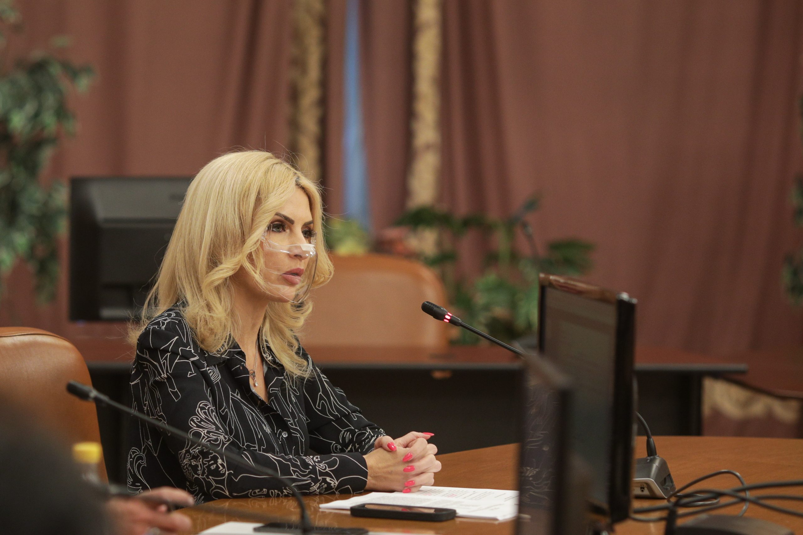 Cine a înlocuit-o pe Laura Vicol la preşedinţia Comisiei Juridice a ...