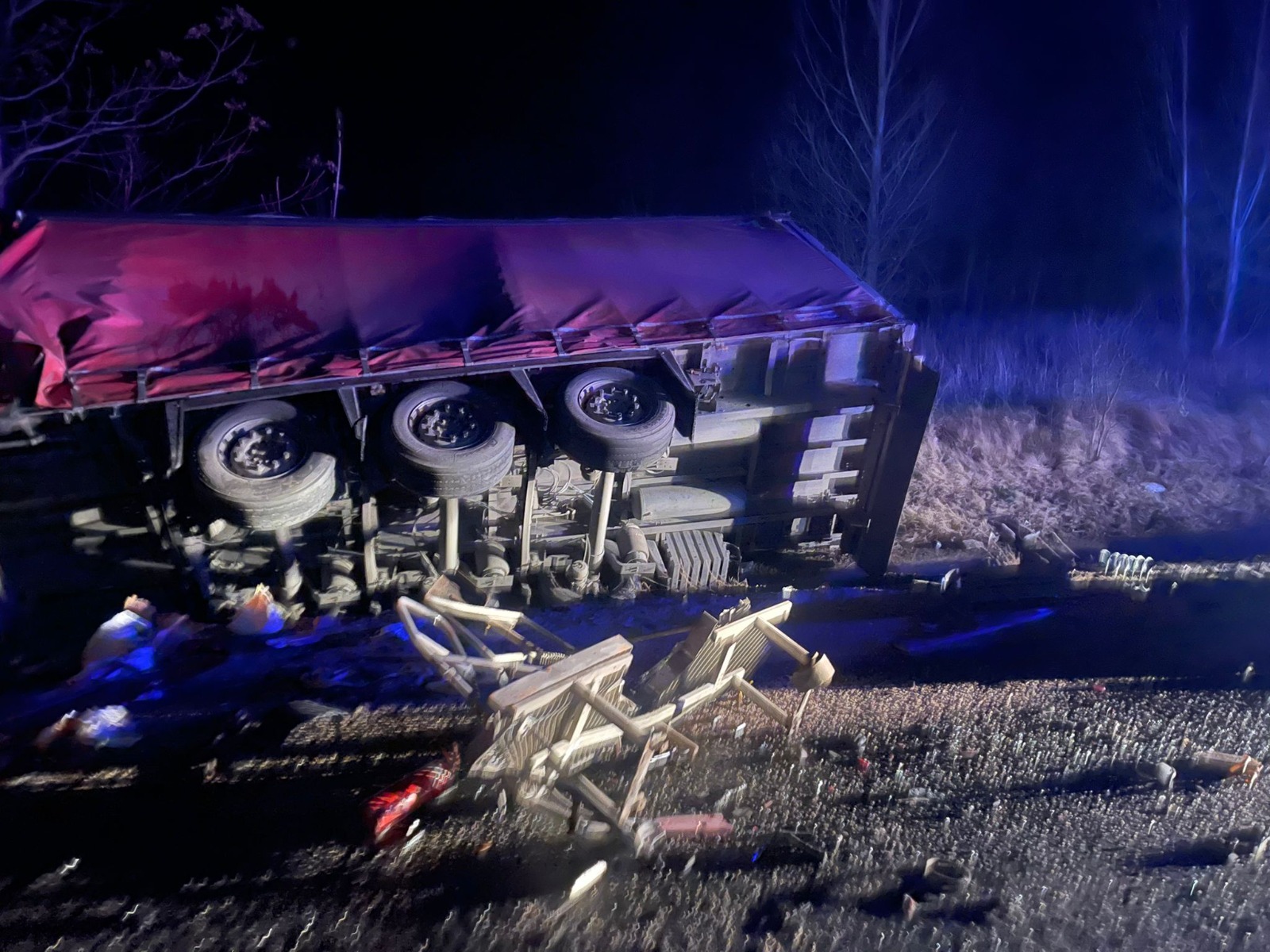 Accident grav pe DN6, după ce un autoturism a fost prins între două ... Accident grav pe DN6, după ce un autoturism a fost prins între două ...