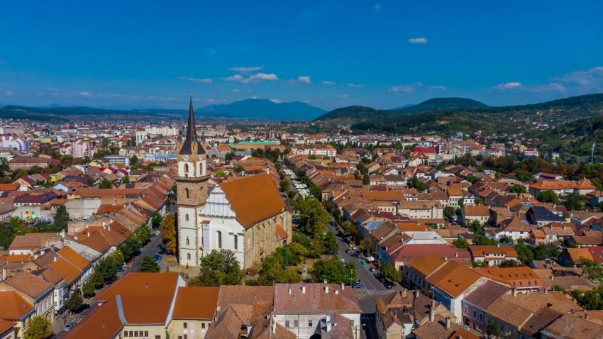 Care sunt ariile protejate din împrejurimile Bistriței, unul dintre ...