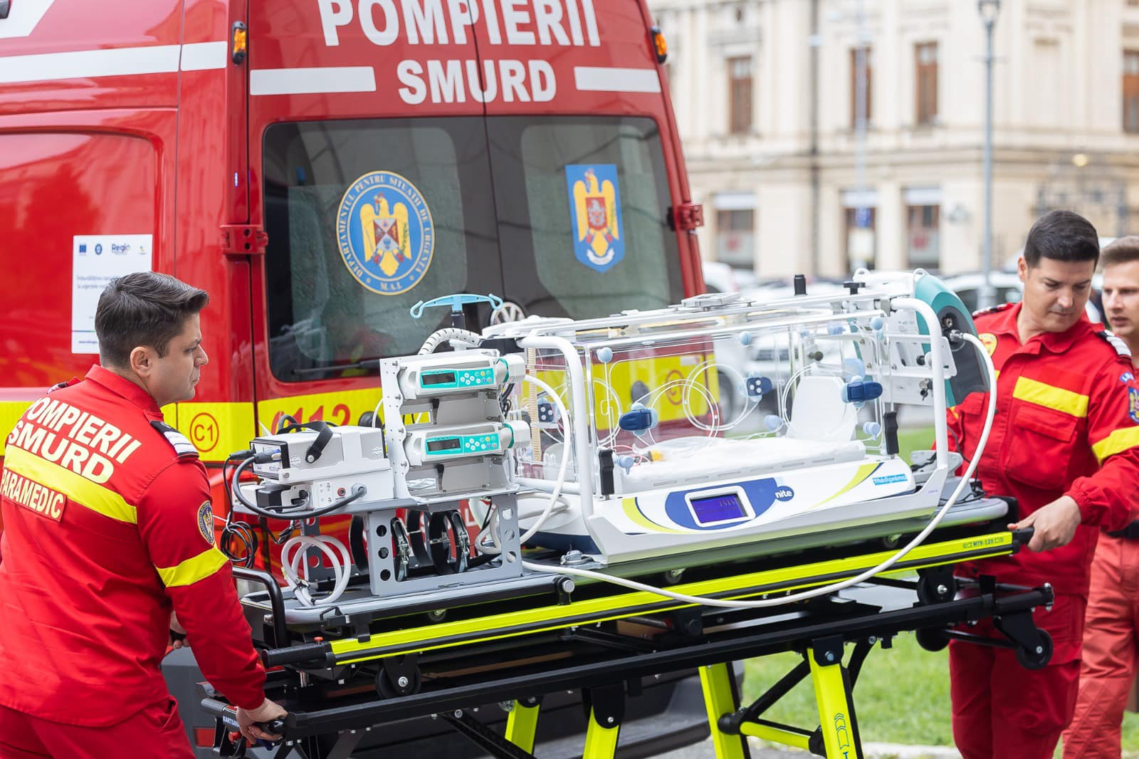 12 ambulanțe noi, dotate pentru a transporta copii nou-născuți în stare ...
