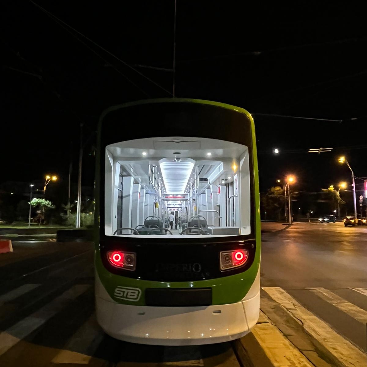 Primele probe cu tramvaiele Astra Arad au fost făcute luni noaptea în ...