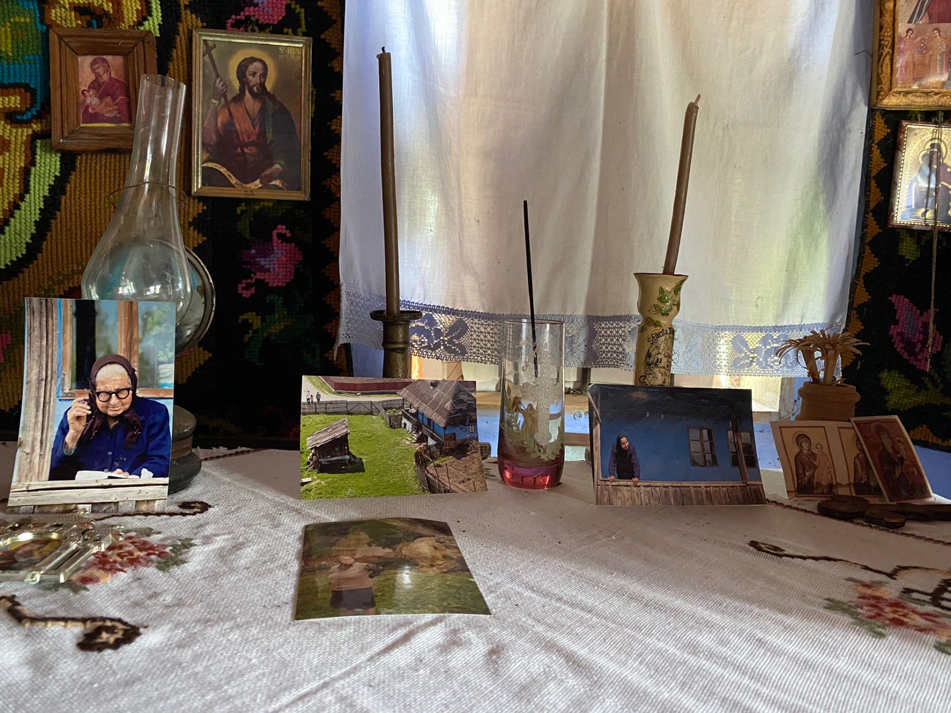 Corbii de Piatră, biserica rupestră cu două altare | GALERIE FOTO ...