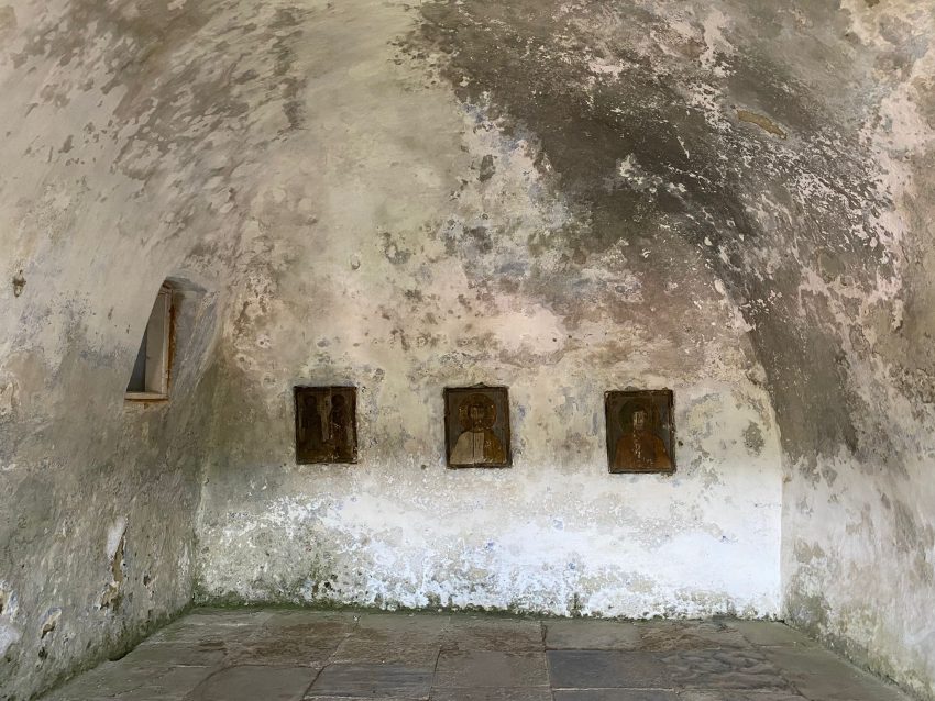 Corbii de Piatră, biserica rupestră cu două altare | GALERIE FOTO ...