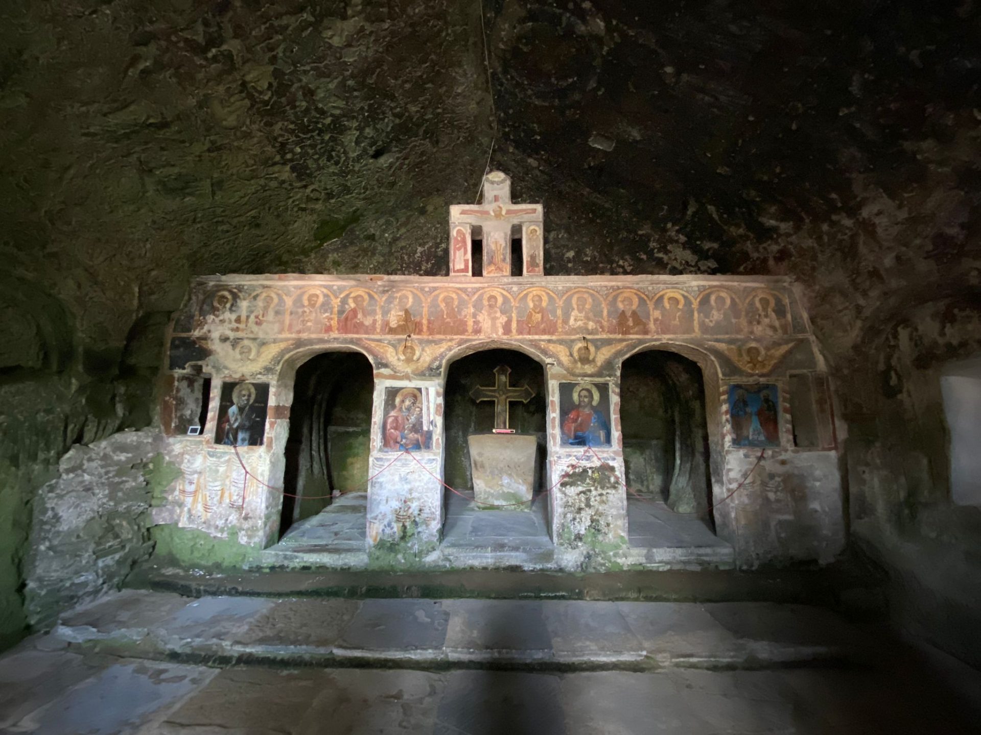 Corbii de Piatră, biserica rupestră cu două altare | GALERIE FOTO ...