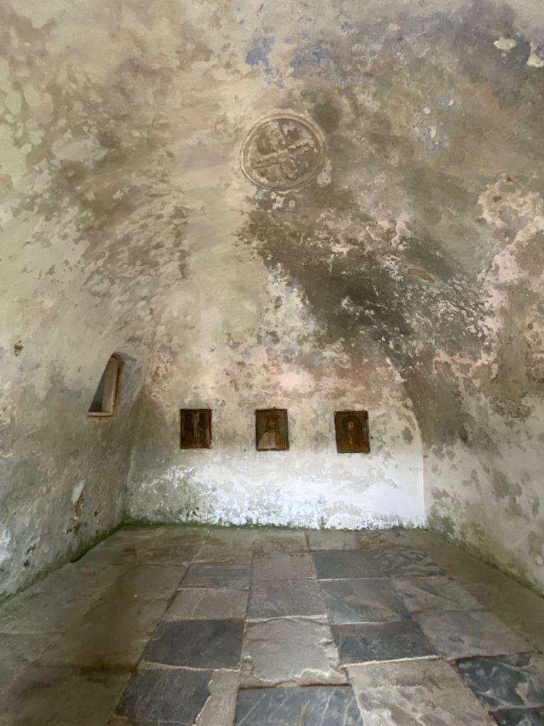 Corbii de Piatră, biserica rupestră cu două altare | GALERIE FOTO ...